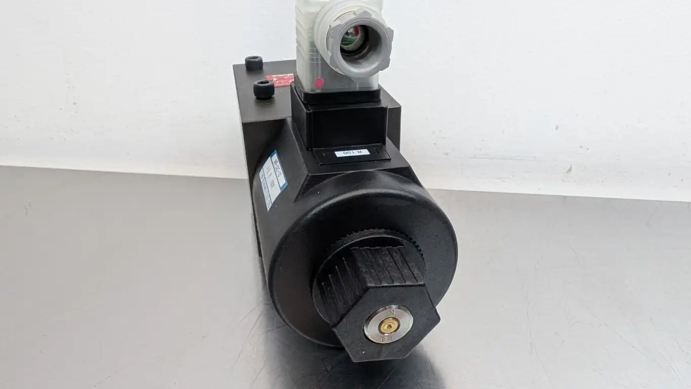 Hirose HS0-G03-A10F-LZ Solenoid Valve WR-32C-10 100VAC Coil – NEO Surplus